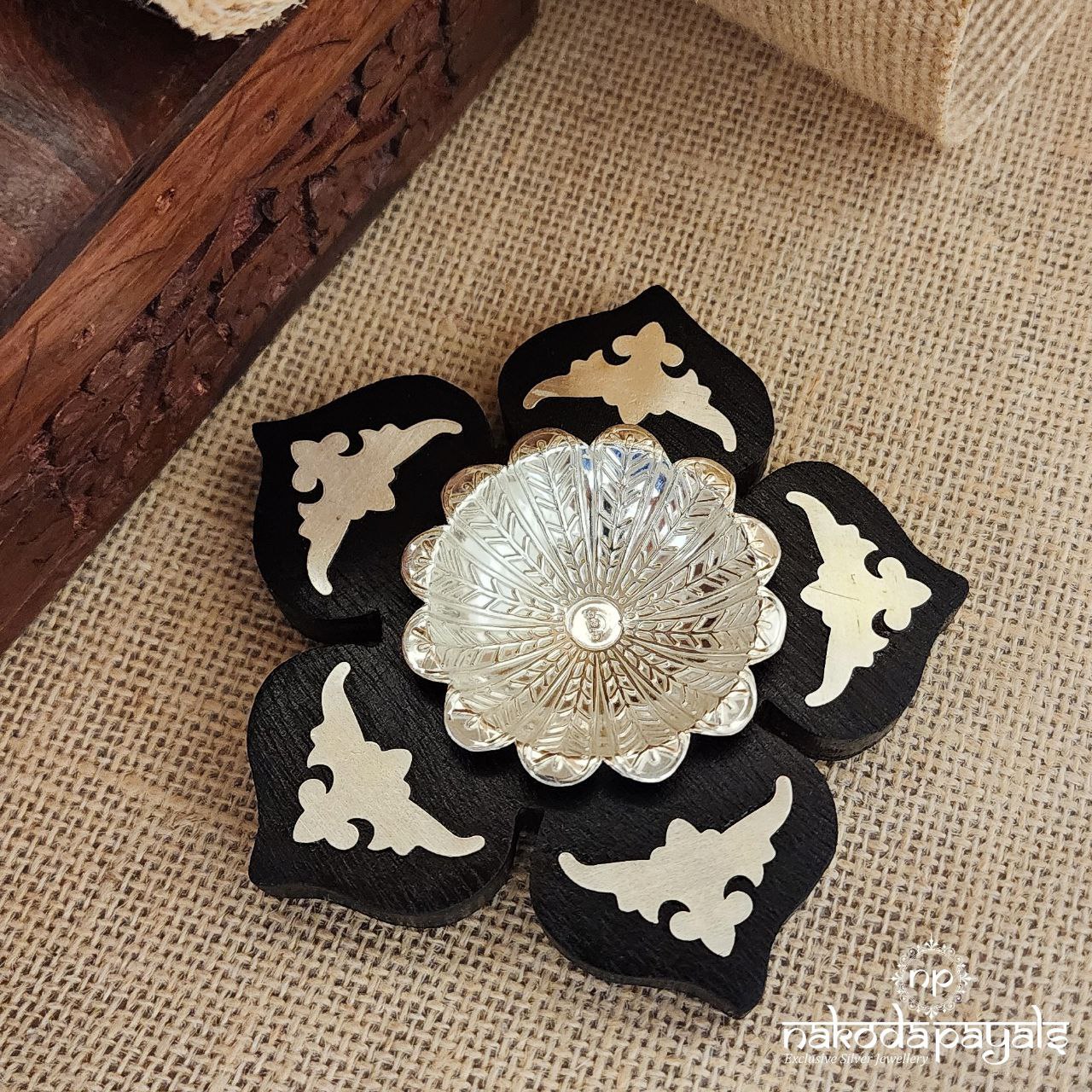 Wooden Flower Deepa Stand (Aa1227) – Nakoda Payals