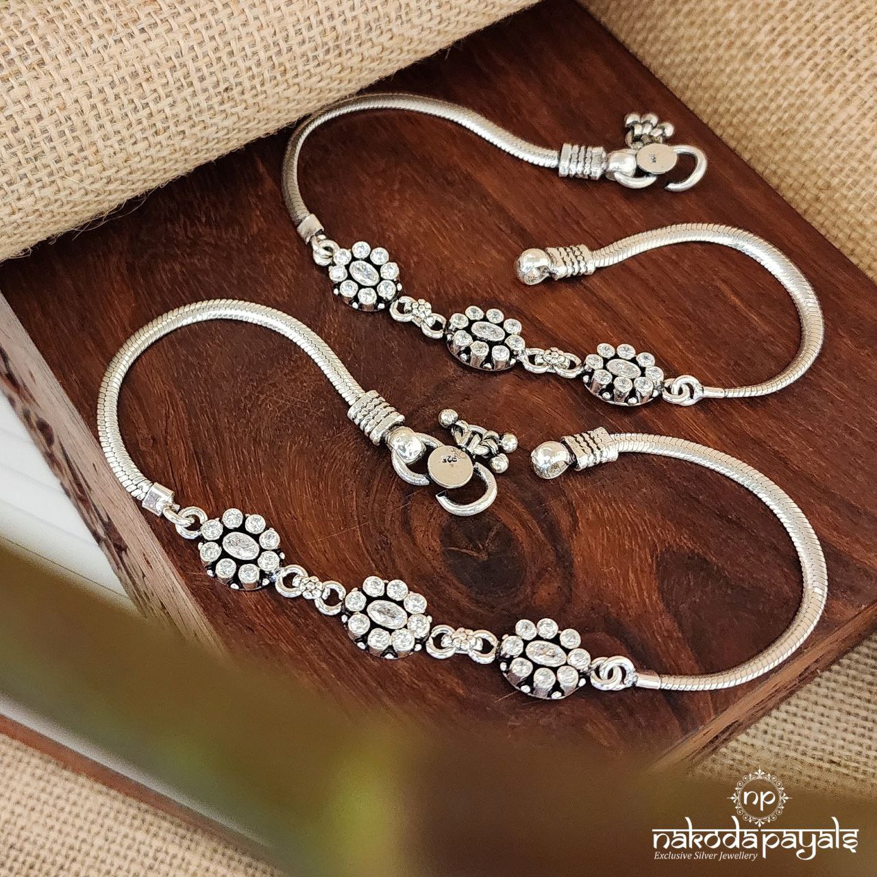 White Flower Anklet (A5765) – Nakoda Payals