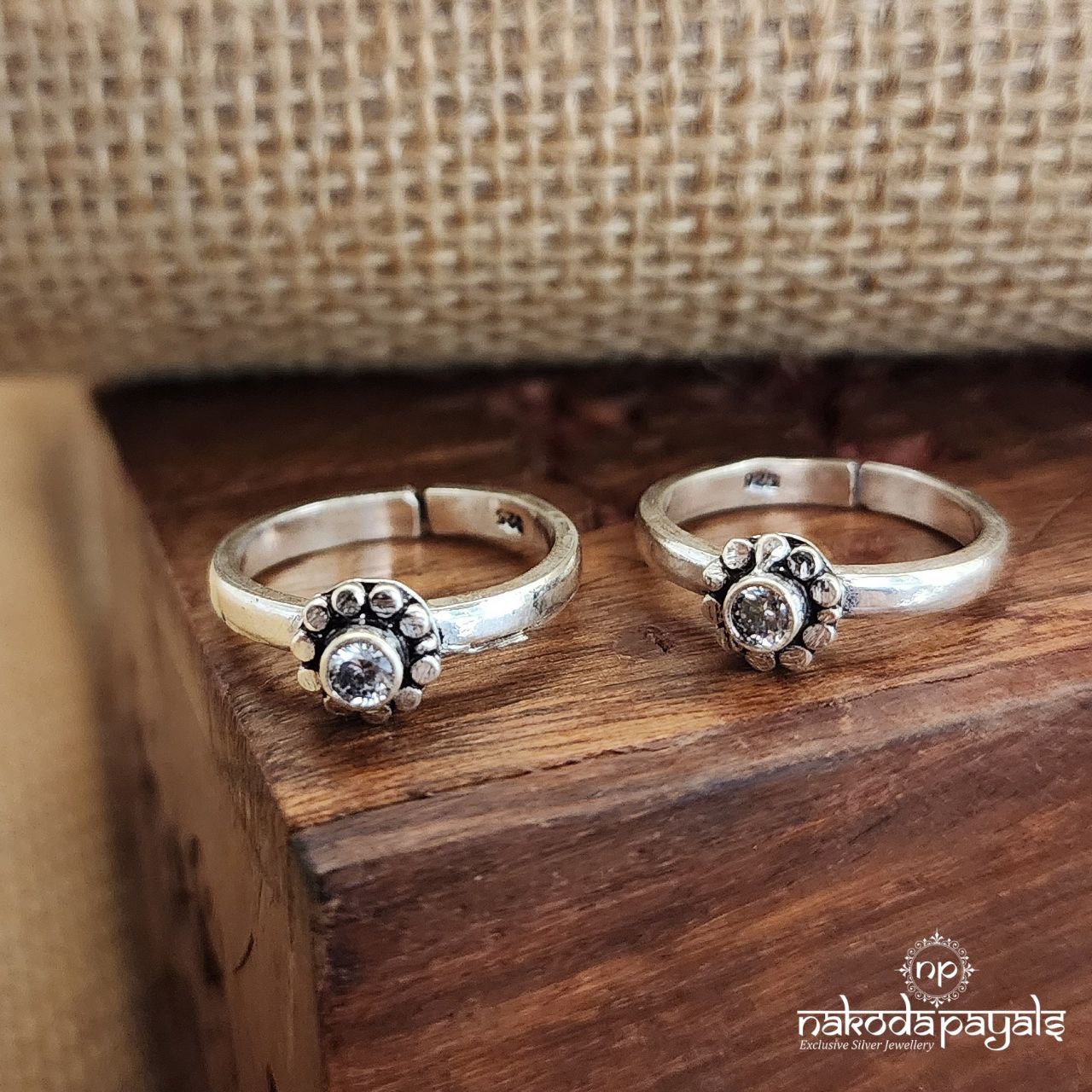 Mini White Flower Toerings (T4165) – Nakoda Payals