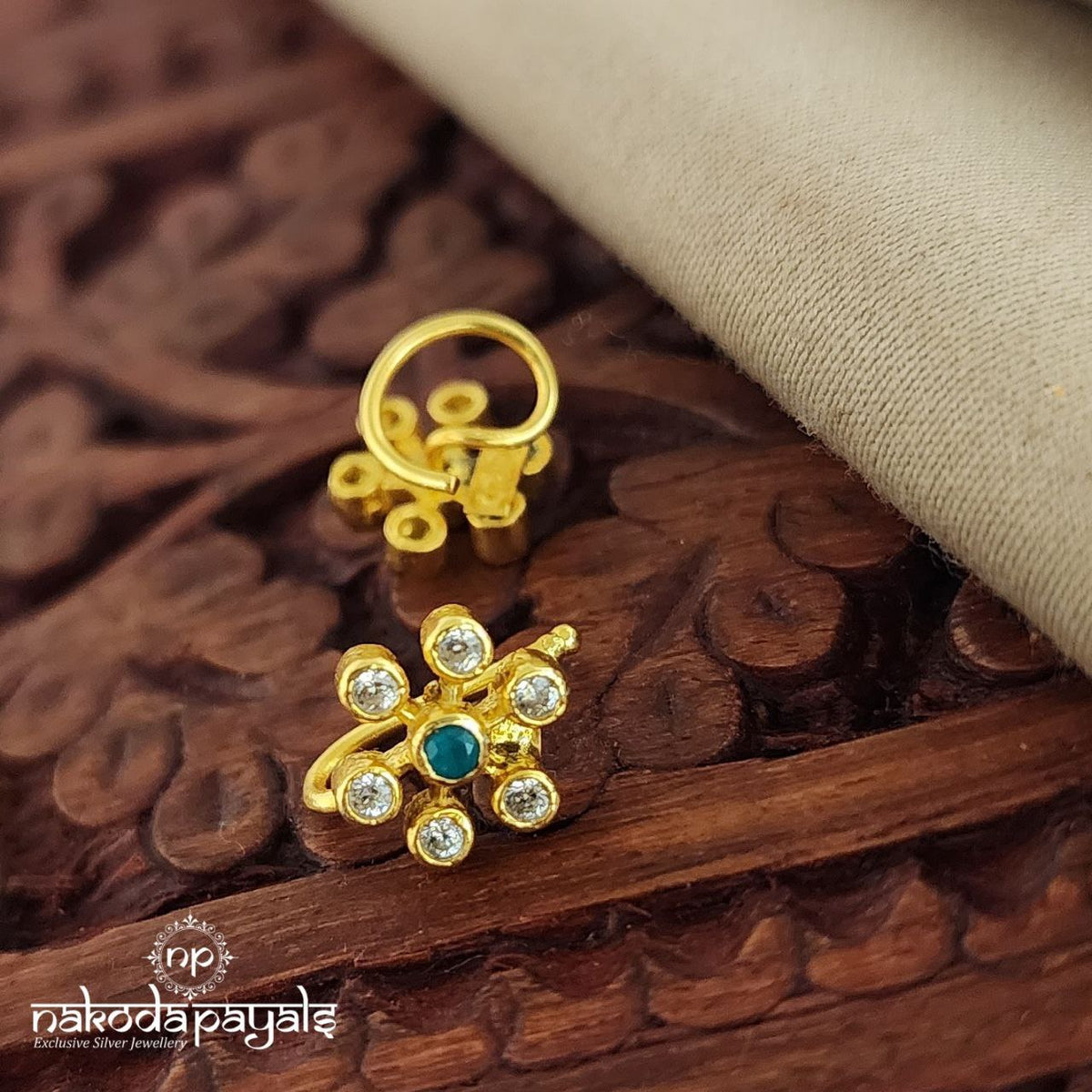 Green Flower Nosepin (NP0523) – Nakoda Payals