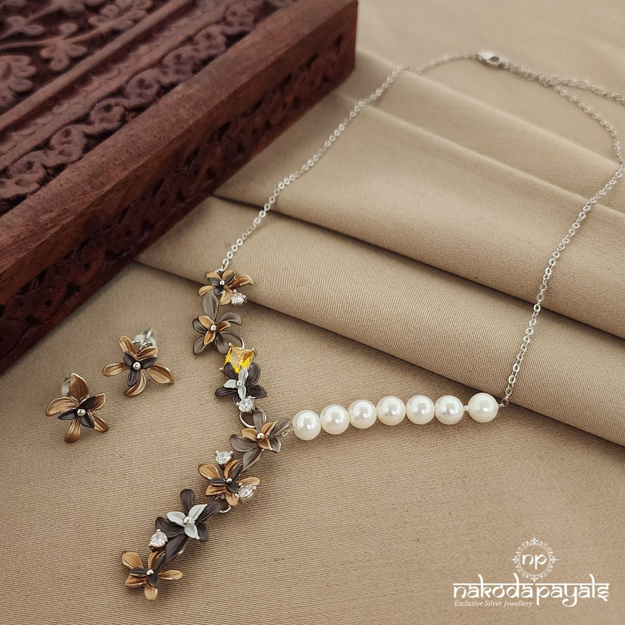 Flower Floral Neckpiece With Earrings (St2728) – Nakoda Payals