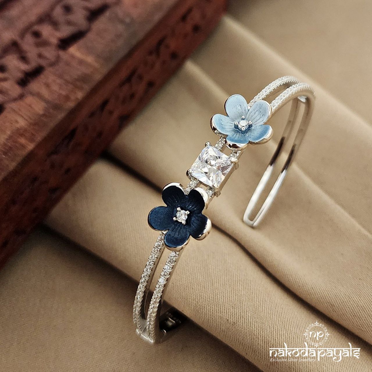 Squarish Flower Openable Kada (Sk1057) – Nakoda Payals