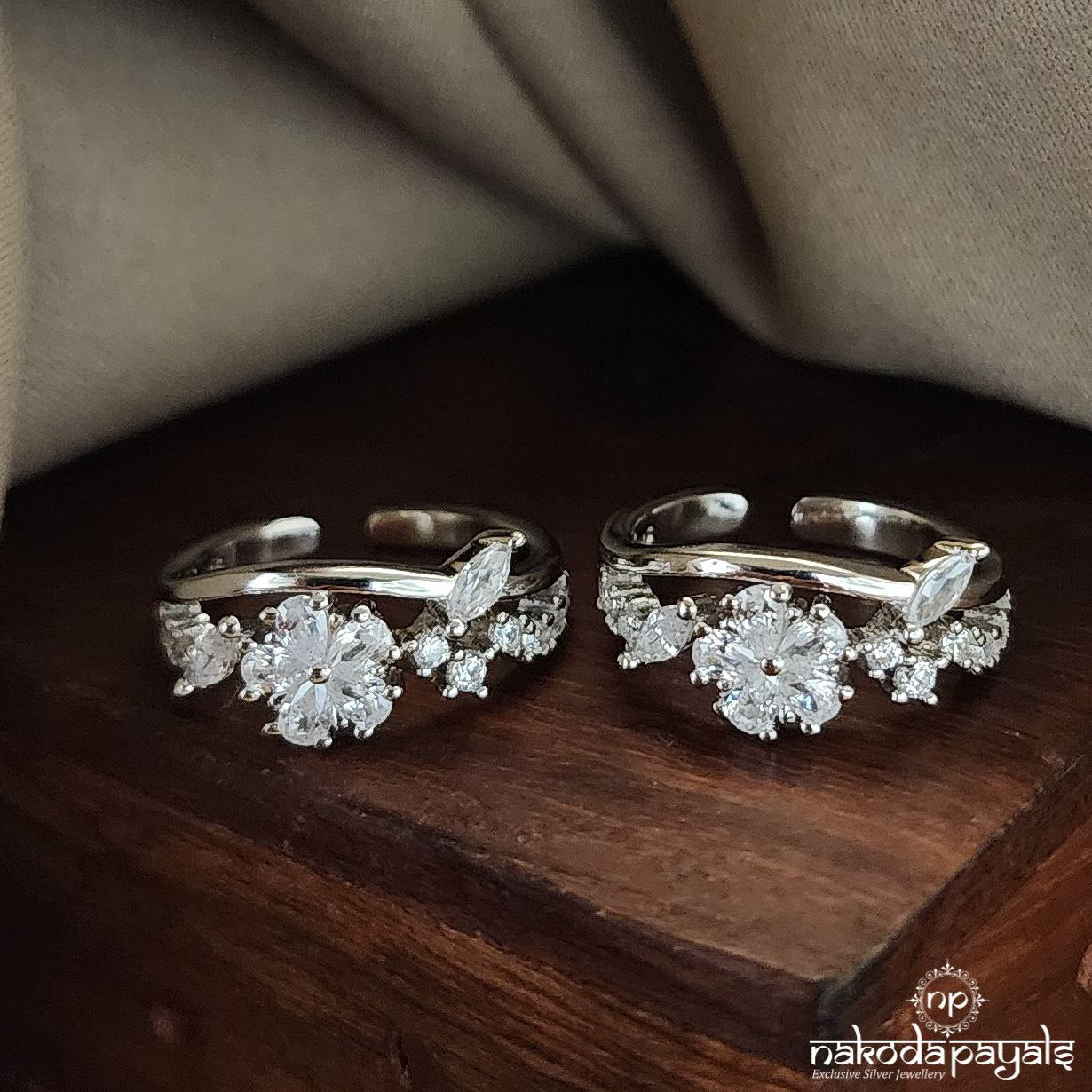 White Flower Toerings (T4350) – Nakoda Payals