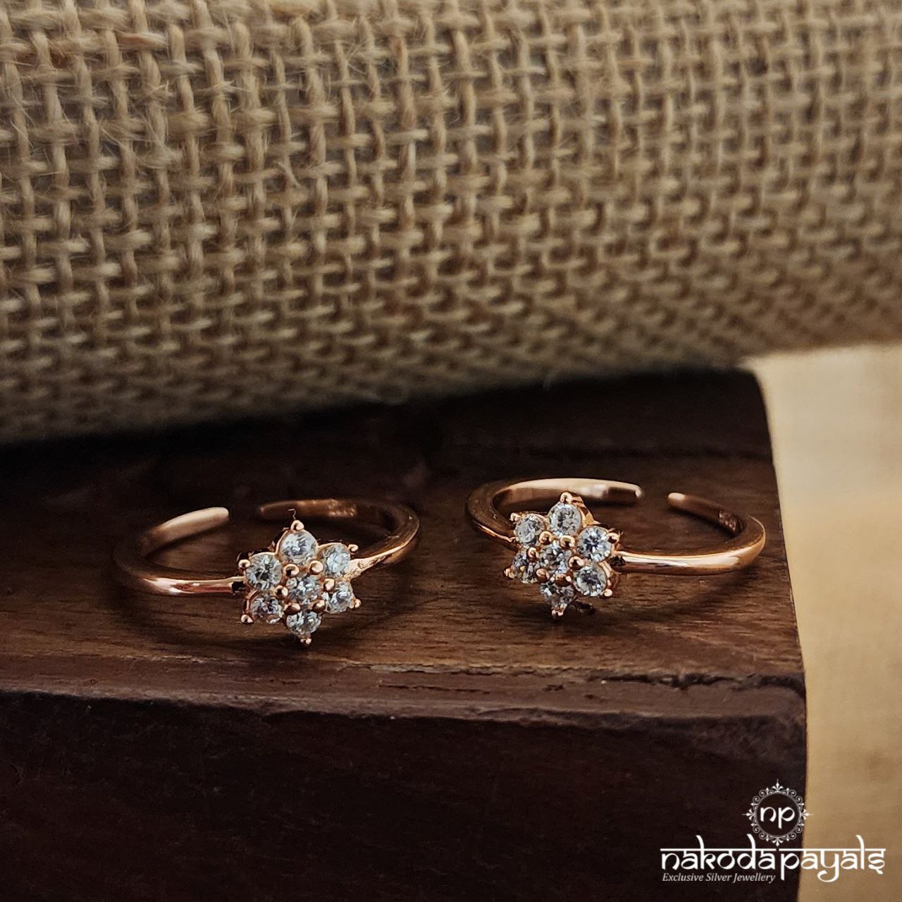 White Flower Toerings (T4516) – Nakoda Payals