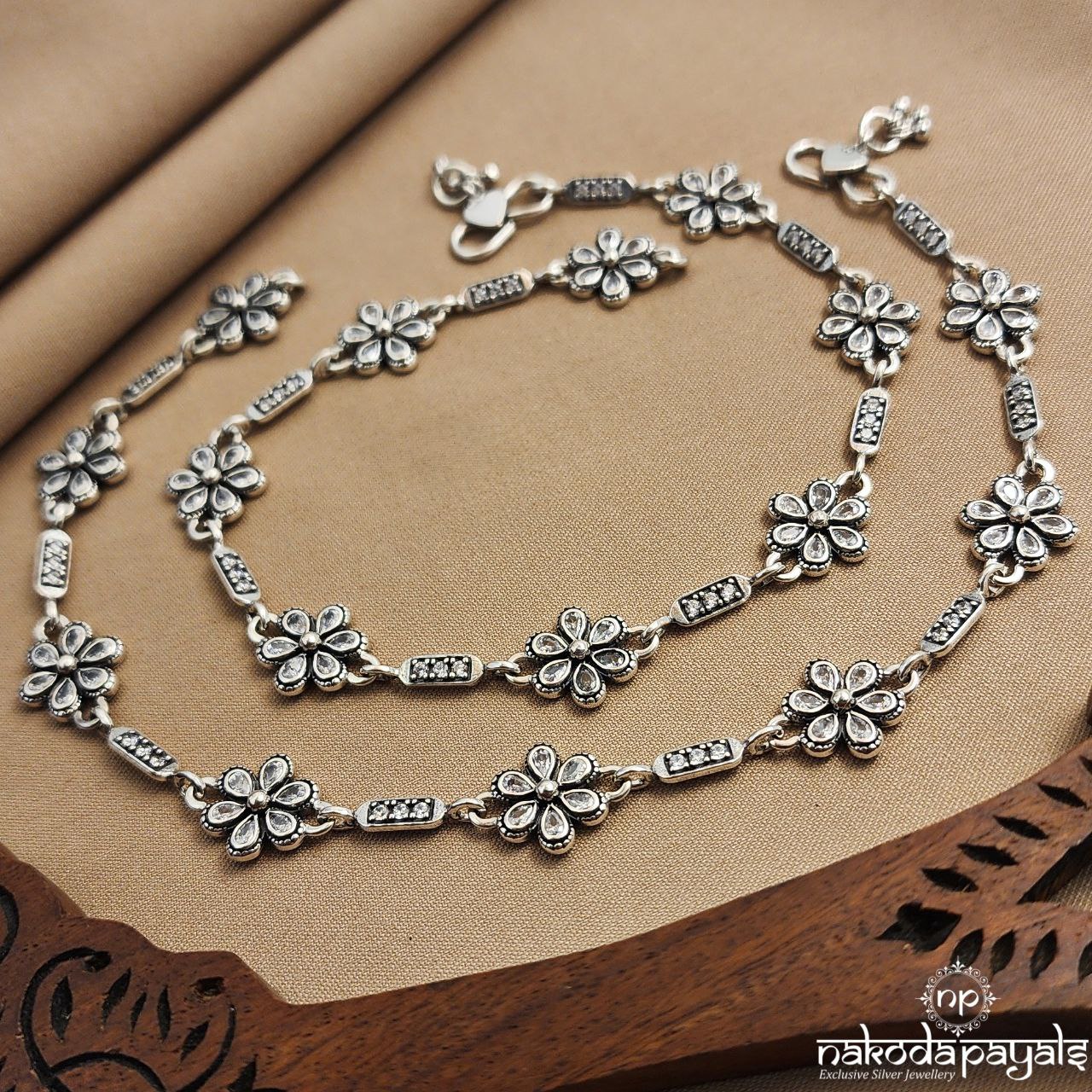 Pretty White Flower Anklets (A6123) – Nakoda Payals